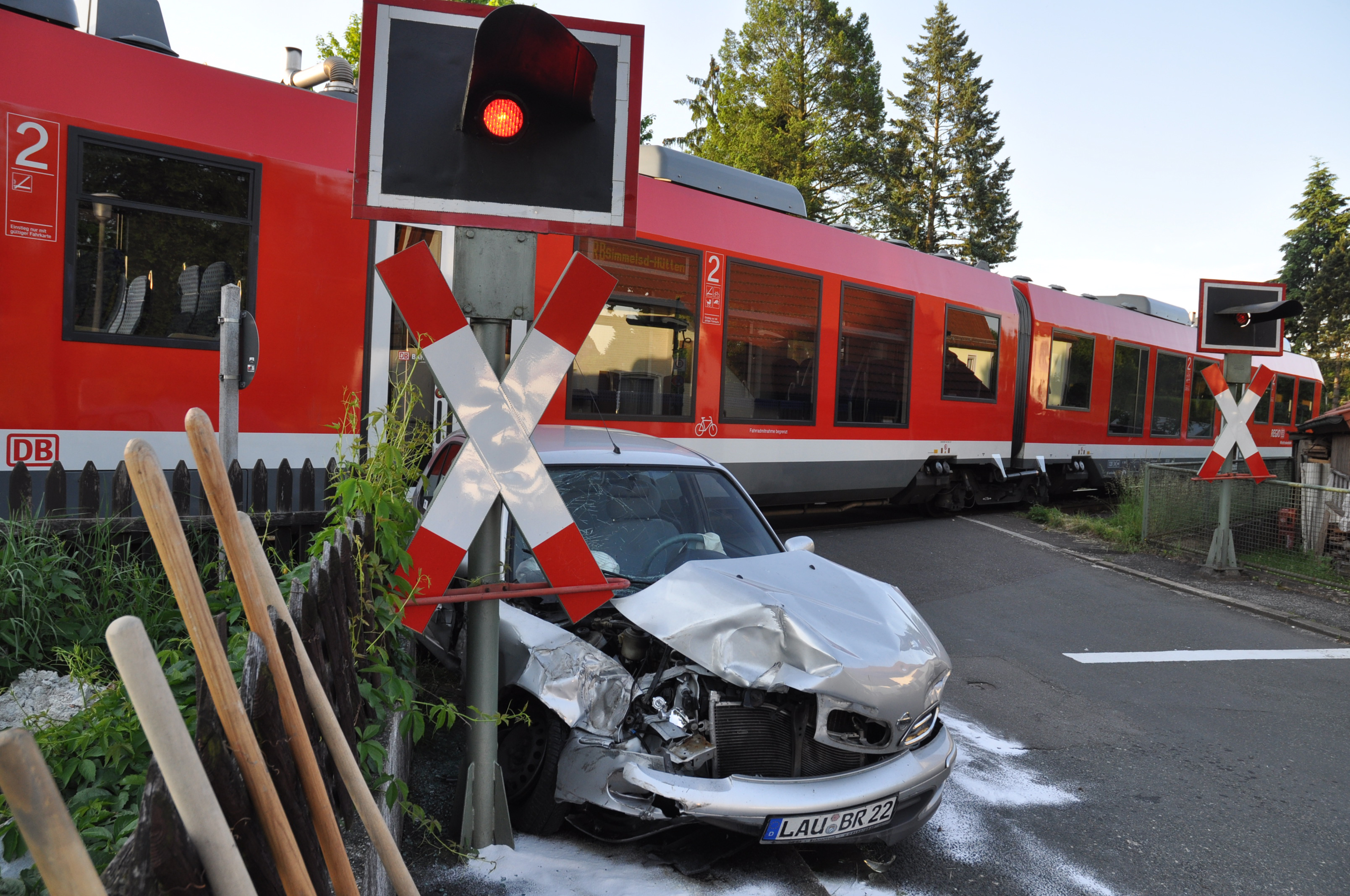 Zug erfasst Auto – Zwei Frauen verletzt - N-LAND