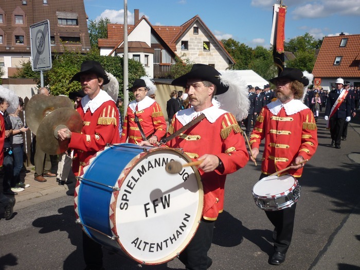 Festzug mit großem Hallo - N-LAND