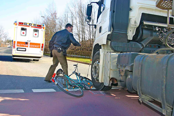 Radlerin übersehen: 27-Jährige schwer verletzt - N-LAND