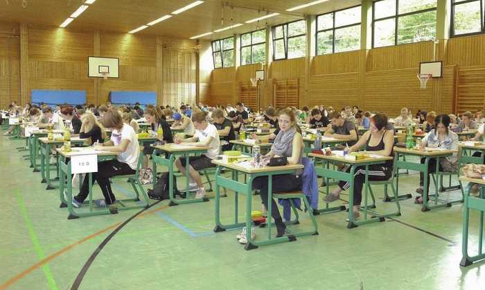 142 Realschüler brüten über Prüfungen - N-LAND