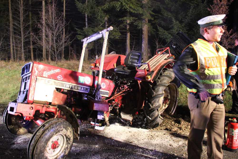 Auto kollidiert mit Traktor - N-LAND