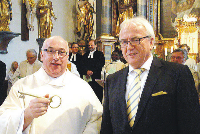 Spontaner Applaus für den neuen Pfarrer - N-LAND