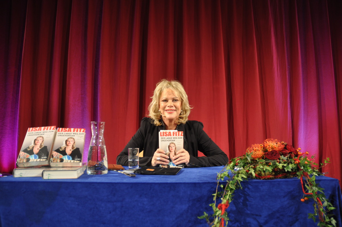 Mit Gitarre, Reitgerte und spitzer Zunge - N-LAND