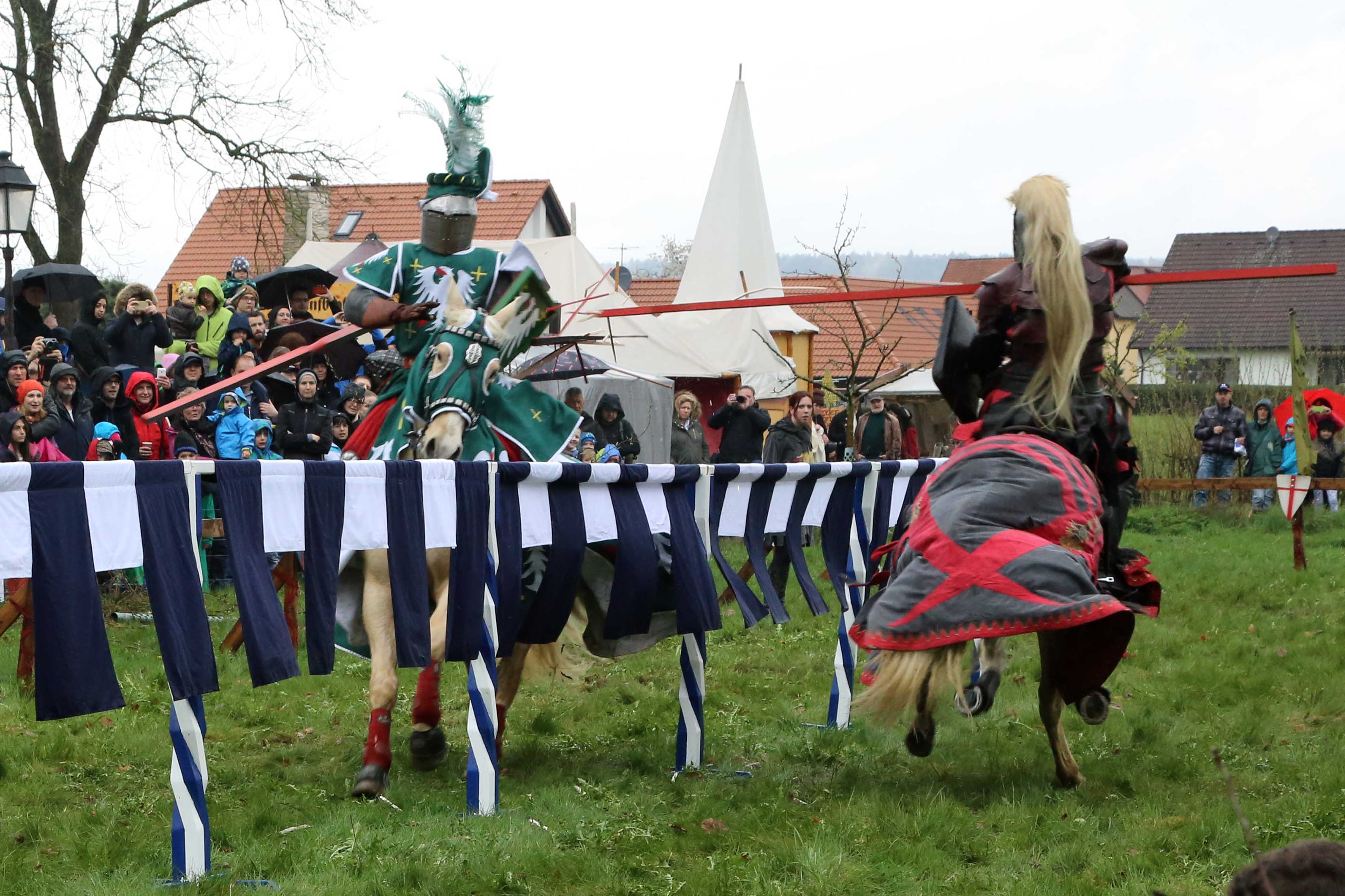 Henfenfeld: Berstende Lanzen am Mittelaltermarkt - N-LAND