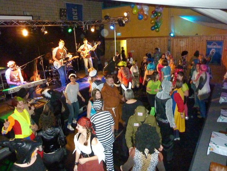 Dancing Queens heizen ein - N-LAND