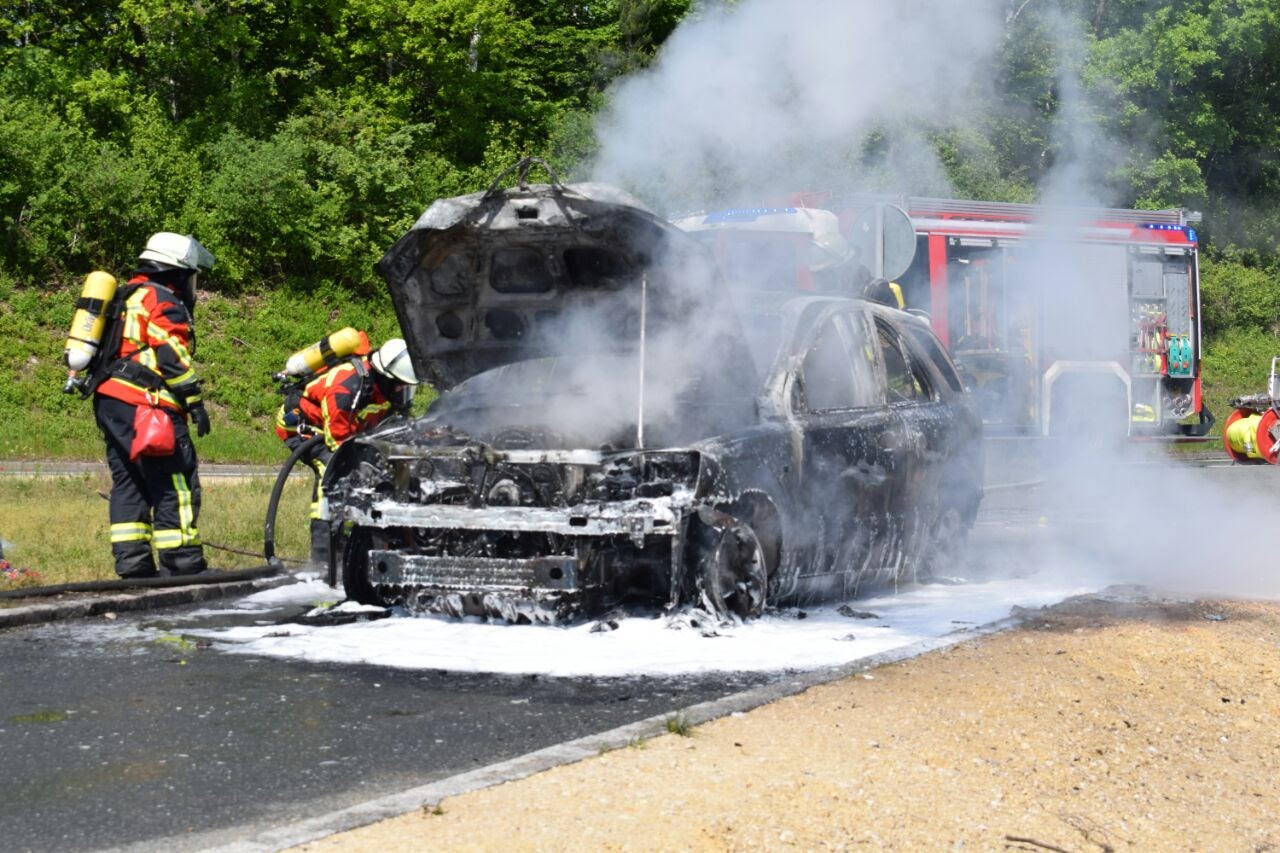 Auto brennt bei A3 komplett aus - N-LAND