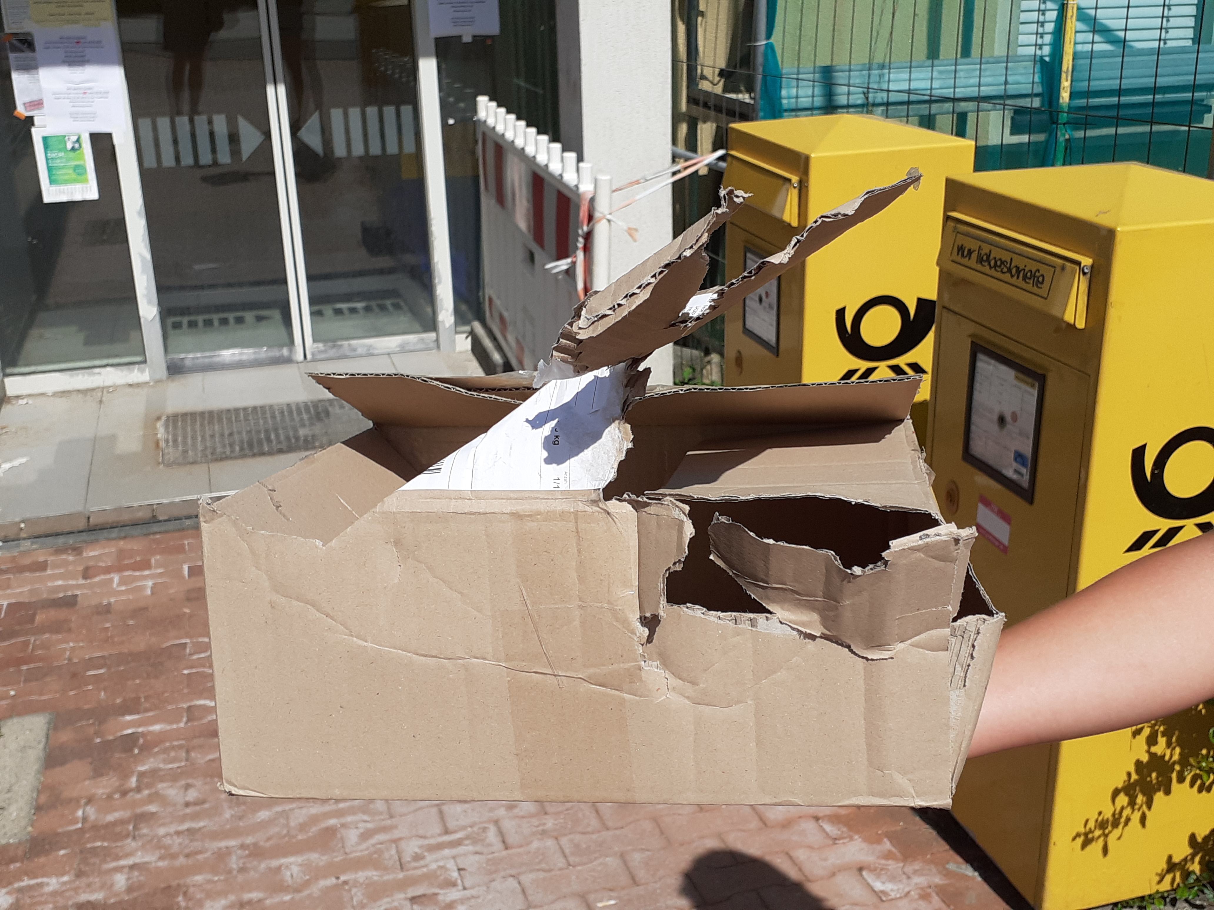 Durchwühlte Post, aufgerissene Päcken - N-LAND