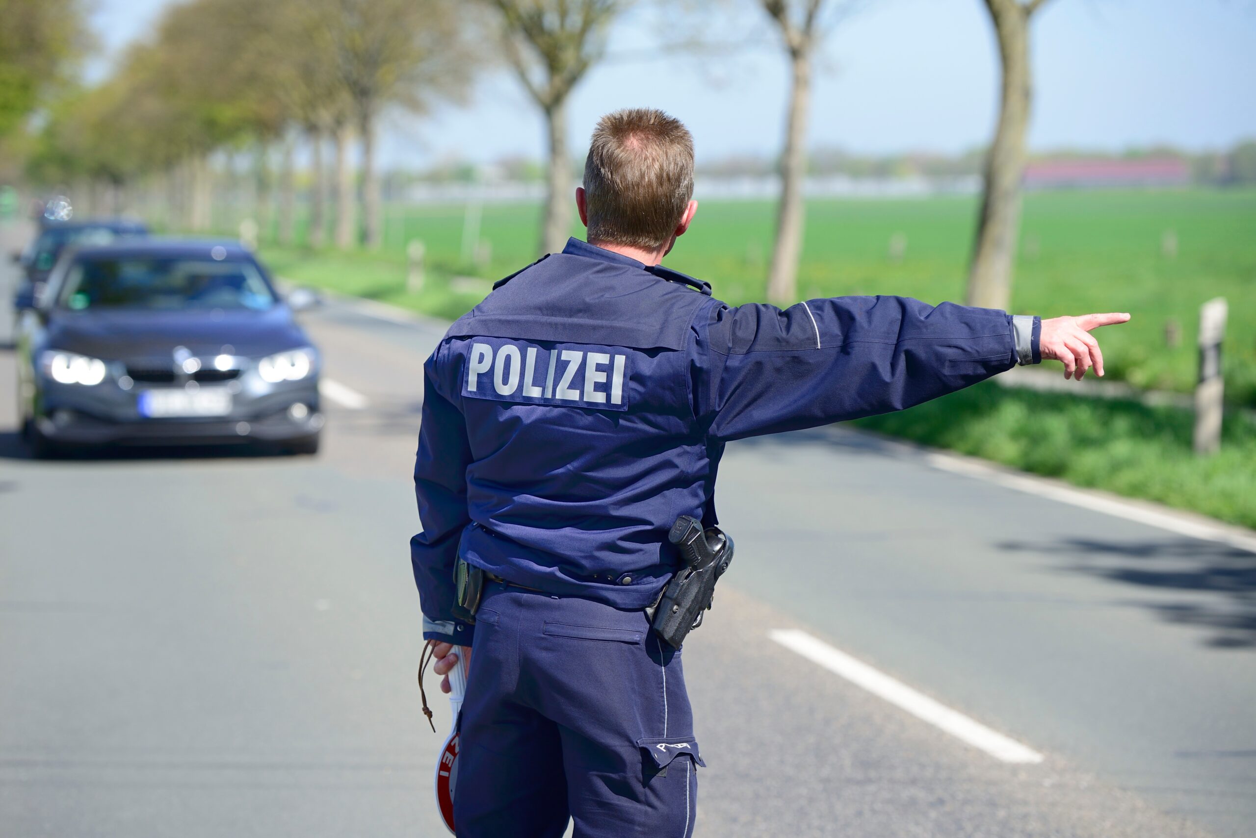 Mit 180 Km h Im Fahrzeugkonvoi Durch Die Ortschaften N LAND Mit 180 Km h Im Fahrzeugkonvoi Durch Die Ortschaften N LAND