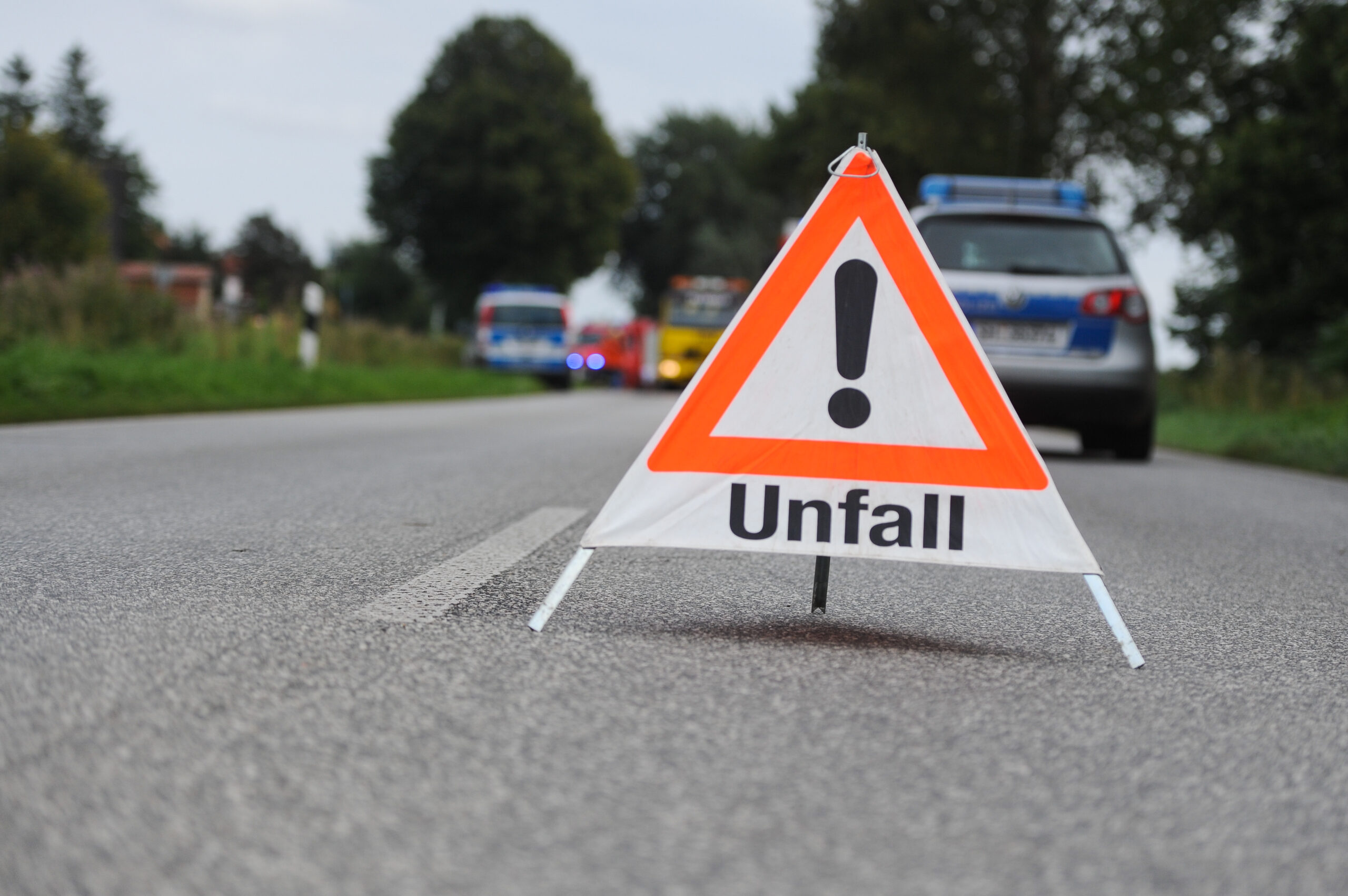 Schwerer Unfall bei Feucht: Auto überschlägt sich - N-LAND