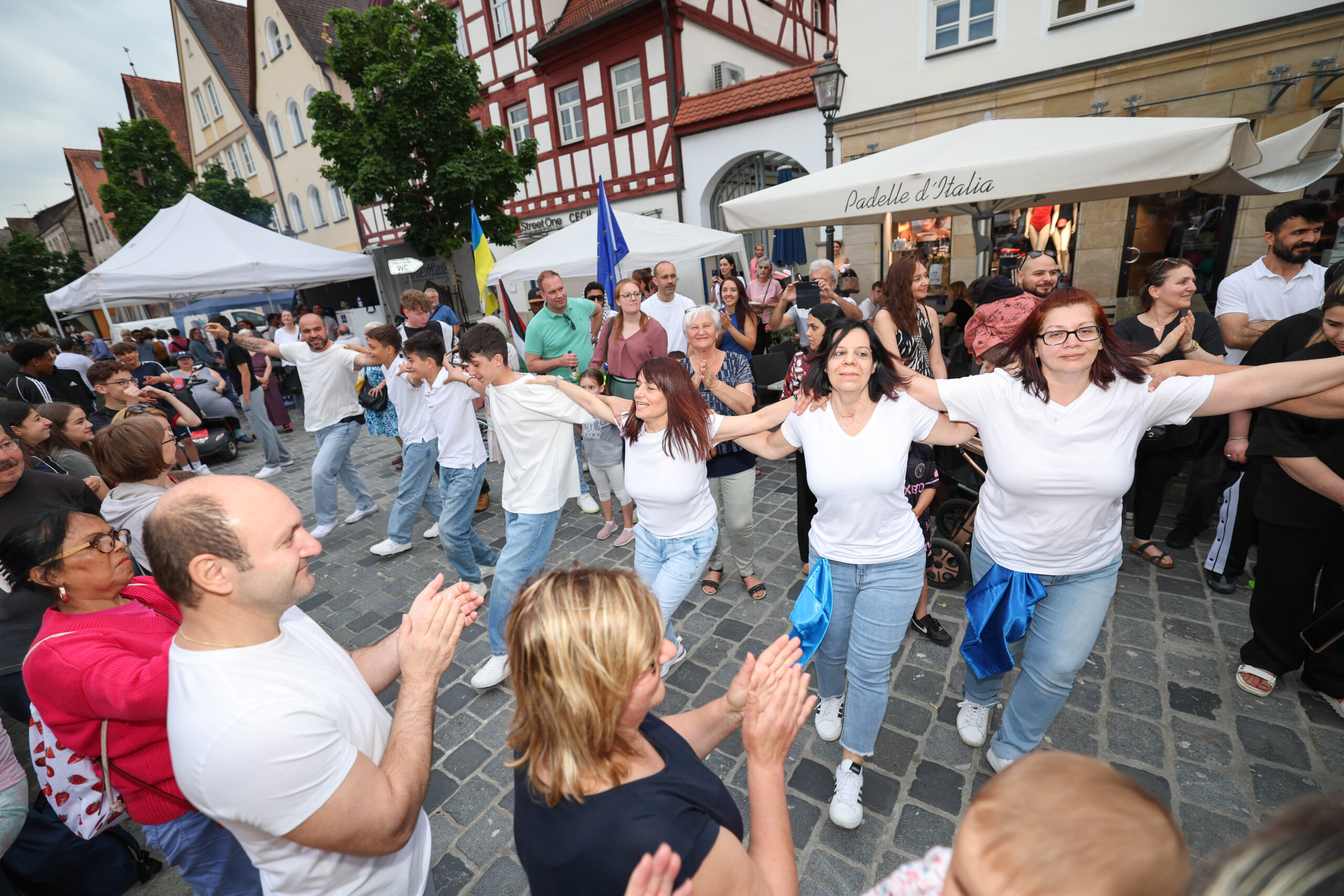 Fest der Nationen: Die Welt zu Gast in Lauf - N-LAND