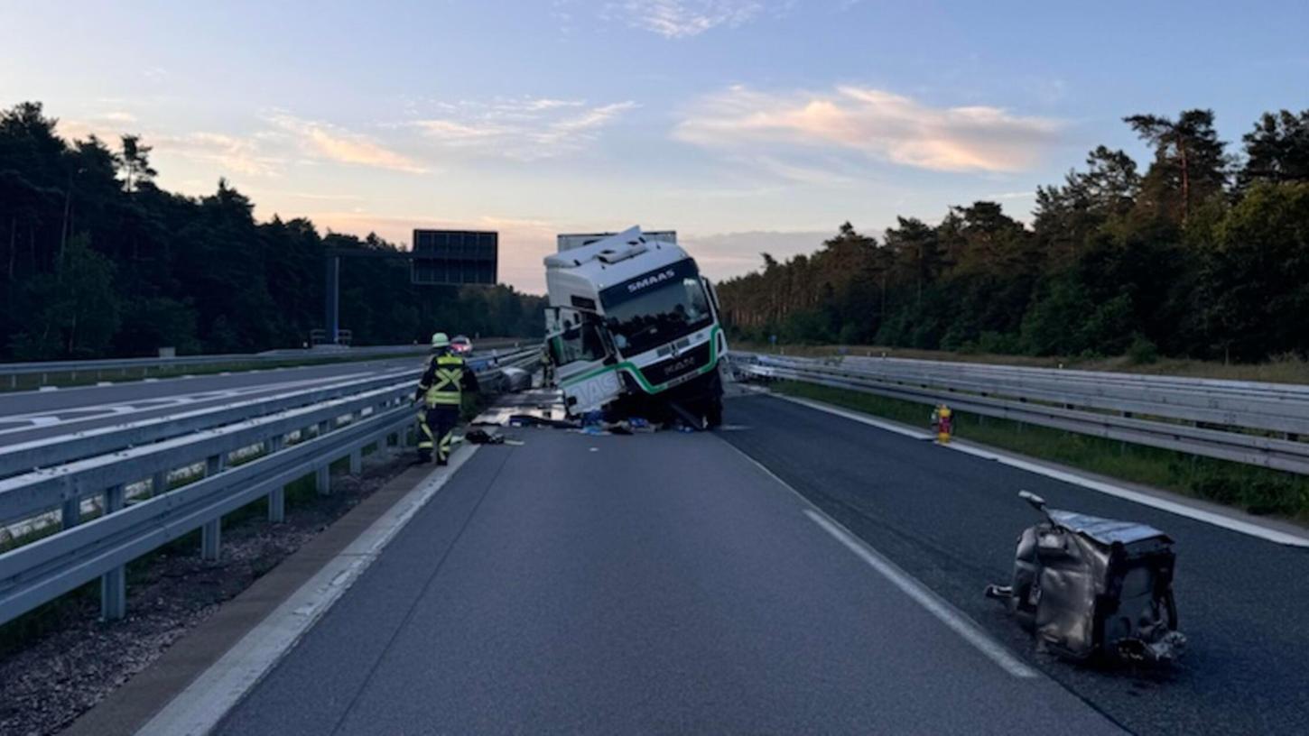 Lkw-Fahrer schwebt nach schwerem Unfall auf der A 3 bei Altdorf in Lebensgefahr - N-LAND